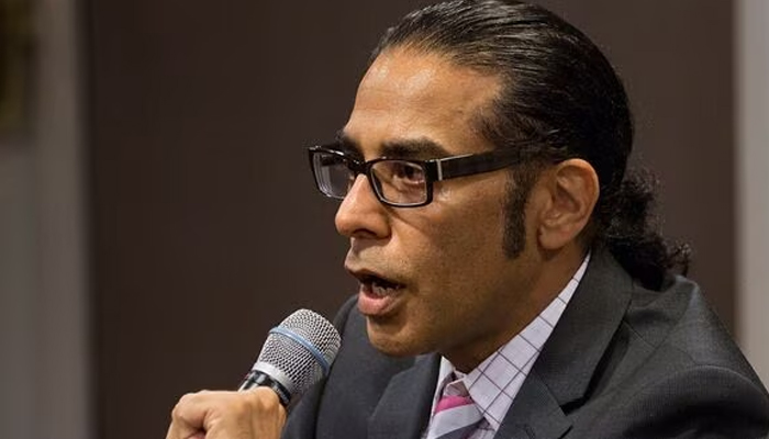 വിമാനത്താവളത്തിൽ നിന്നിറങ്ങിയ പാടേ കറുത്ത എസ് യു വിയിൽ കയറ്റി അമേരിക്ക ...